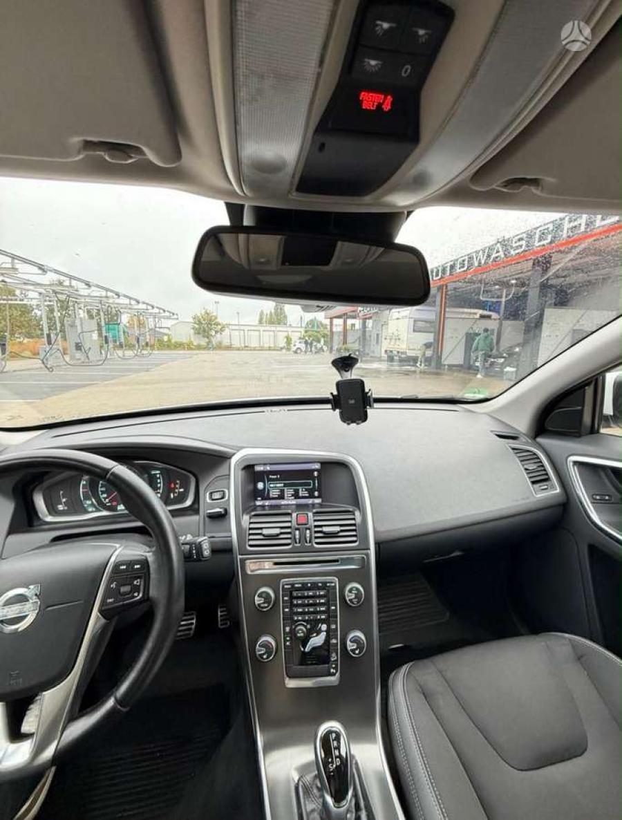 Balts Volvo XC60 2013 Marijampole, ar dzinēja tilpumu 2.40 L un nobraukumu 339 tūkst. km par 11450 €, foto 12 vietnē AUTOMOTO.COM.LV