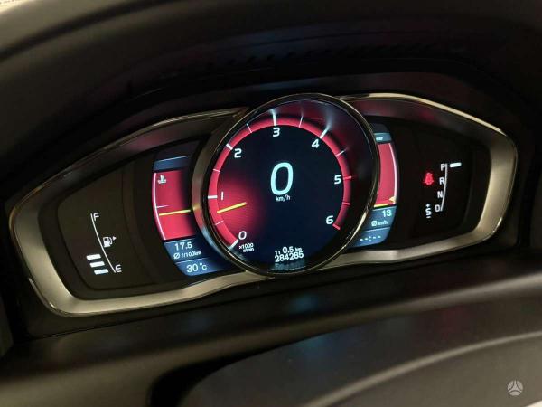 White Volvo XC60 2013 in Marijampole, with an engine capacity of 2.40 L and mileage of 284 thousand km for 12750 €, photo 3 on AUTOMOTO.COM.LV