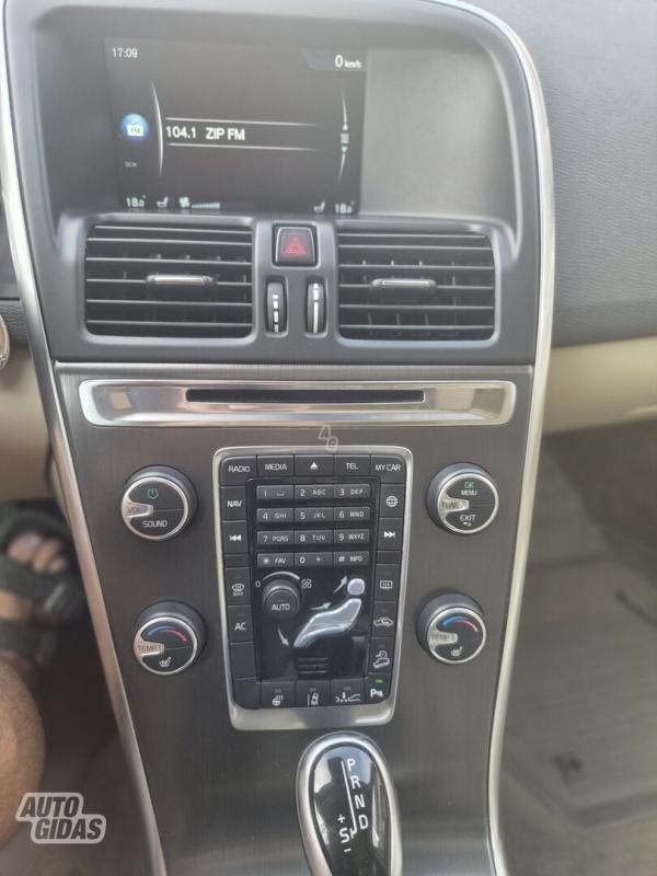 Balts Volvo XC60 2013 Ignalina, ar dzinēja tilpumu 2.40 L un nobraukumu 354 tūkst. km par 11000 €, foto 10 vietnē AUTOMOTO.COM.LV