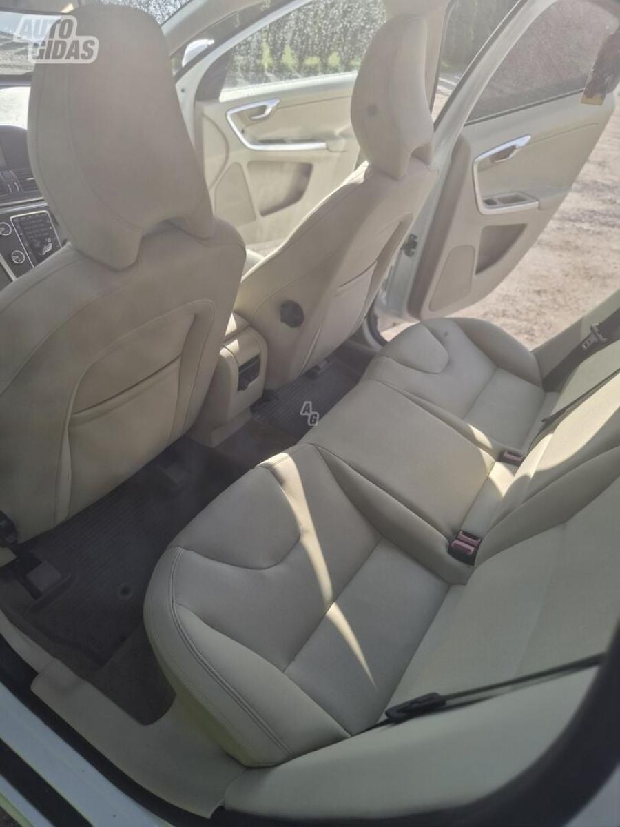 White Volvo XC60 2013 in Ignalina, with an engine capacity of 2.40 L and mileage of 354 thousand km for 11000 €, photo 16 on AUTOMOTO.COM.LV
