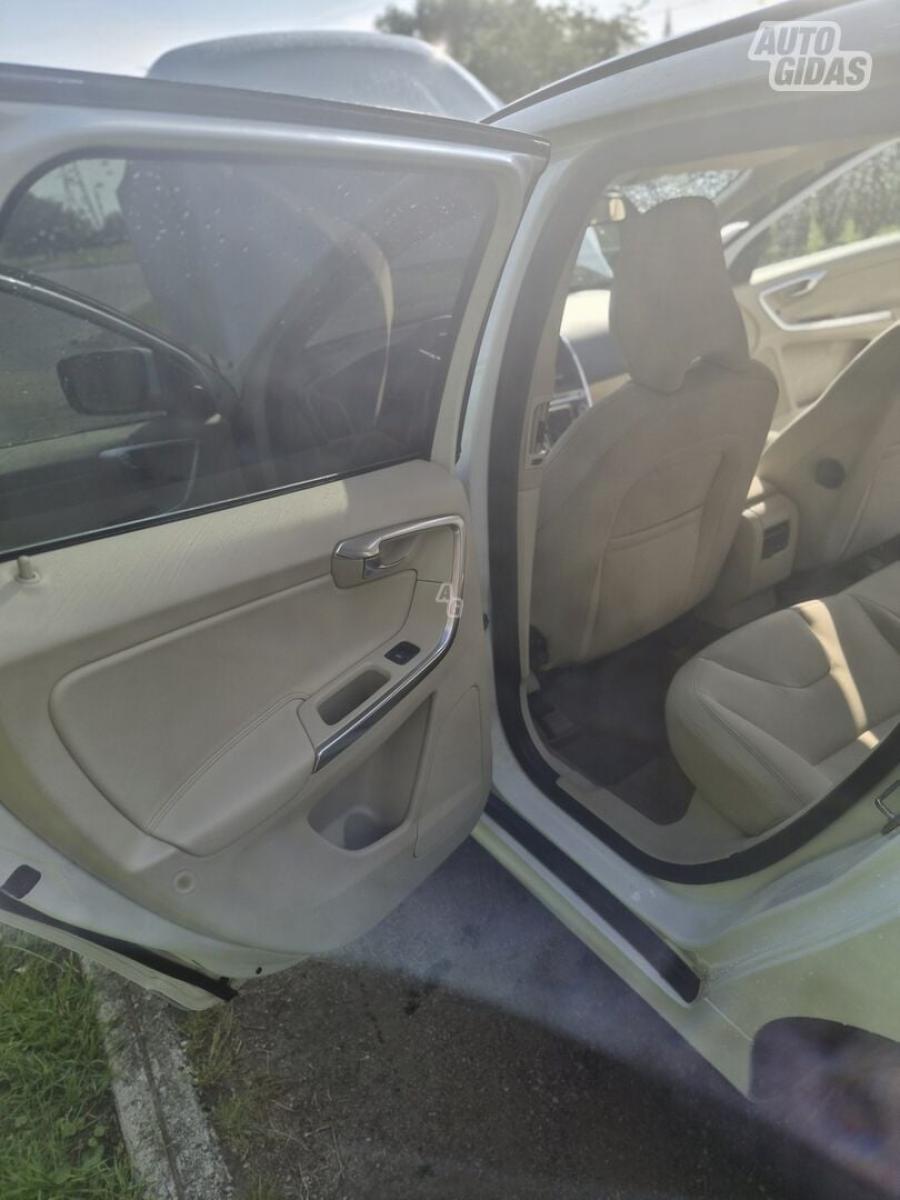 White Volvo XC60 2013 in Ignalina, with an engine capacity of 2.40 L and mileage of 354 thousand km for 11000 €, photo 19 on AUTOMOTO.COM.LV