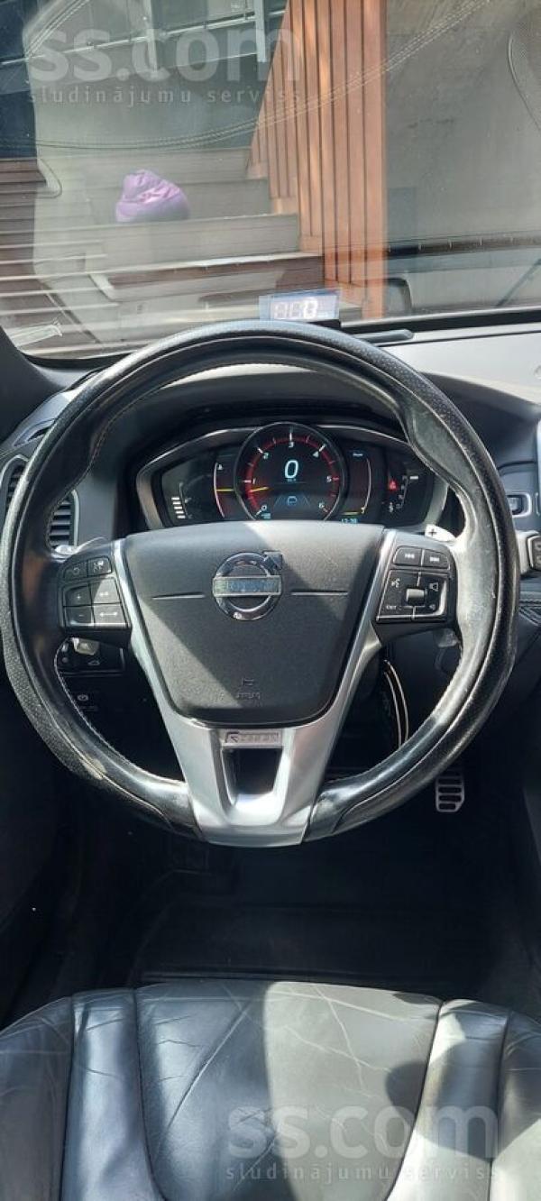White Volvo XC60 2013 in Riga, with an engine capacity of 2.40 L and mileage of 235 thousand km for 13950 €, photo 8 on AUTOMOTO.COM.LV