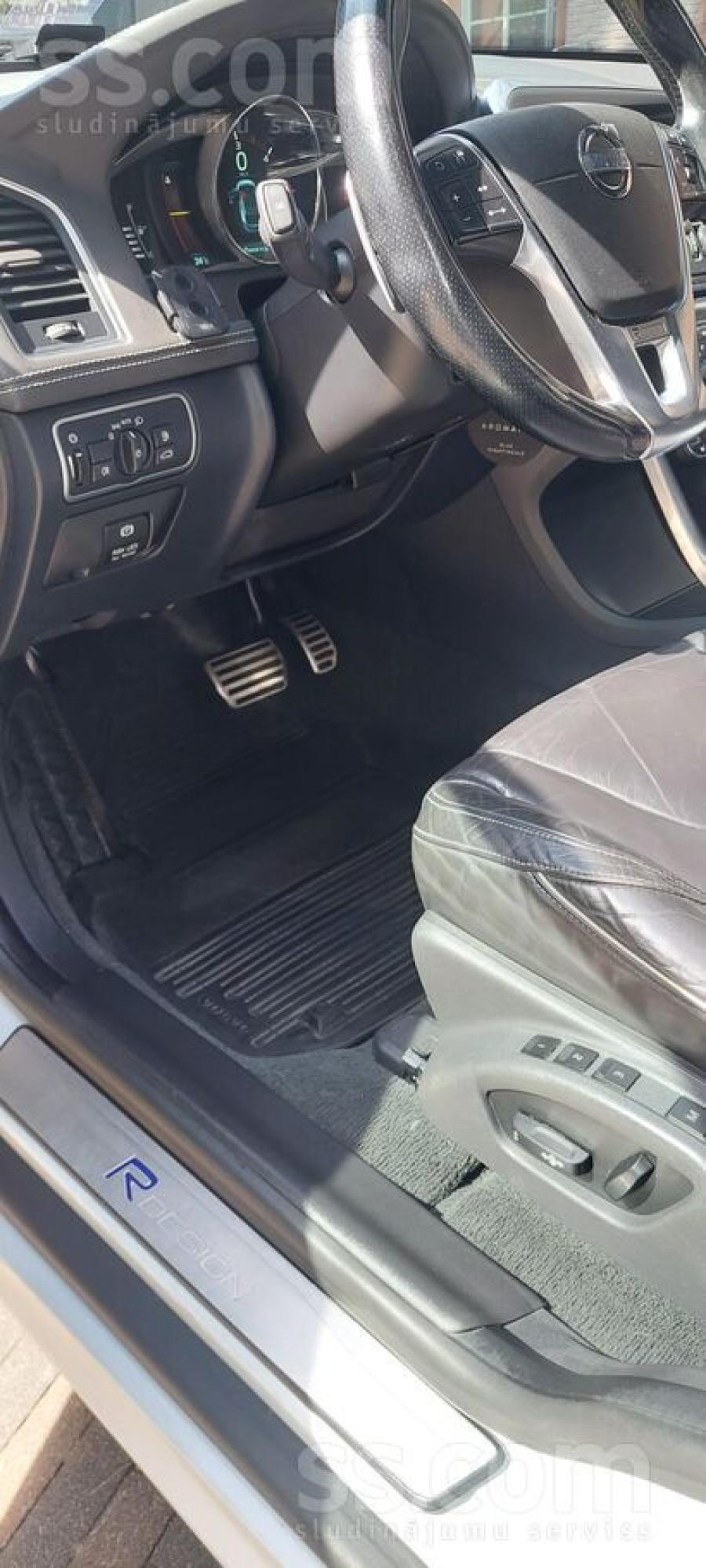 White Volvo XC60 2013 in Riga, with an engine capacity of 2.40 L and mileage of 235 thousand km for 13950 €, photo 11 on AUTOMOTO.COM.LV