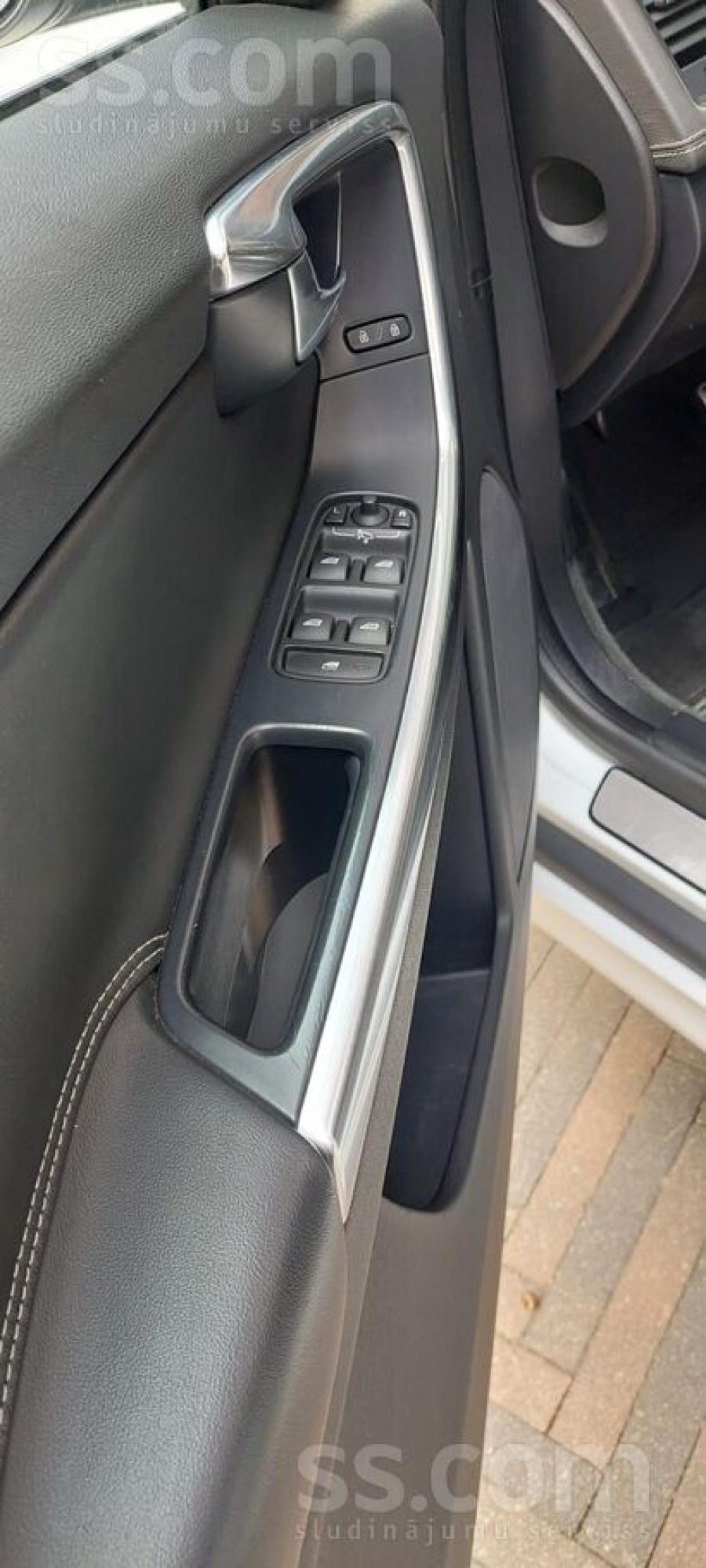 White Volvo XC60 2013 in Riga, with an engine capacity of 2.40 L and mileage of 235 thousand km for 13950 €, photo 13 on AUTOMOTO.COM.LV