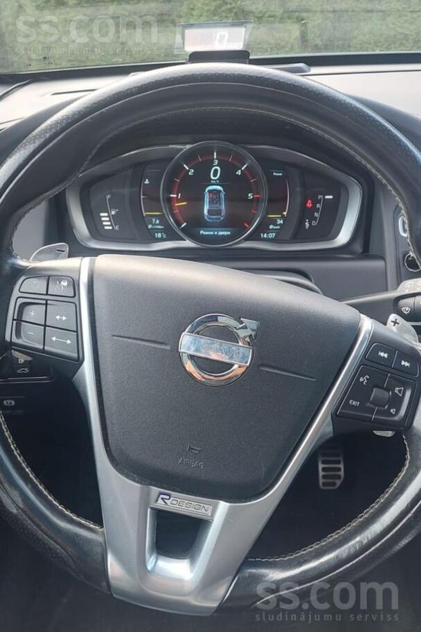 White Volvo XC60 2013 in Riga, with an engine capacity of 2.40 L and mileage of 236 thousand km for 13450 €, photo 10 on AUTOMOTO.COM.LV
