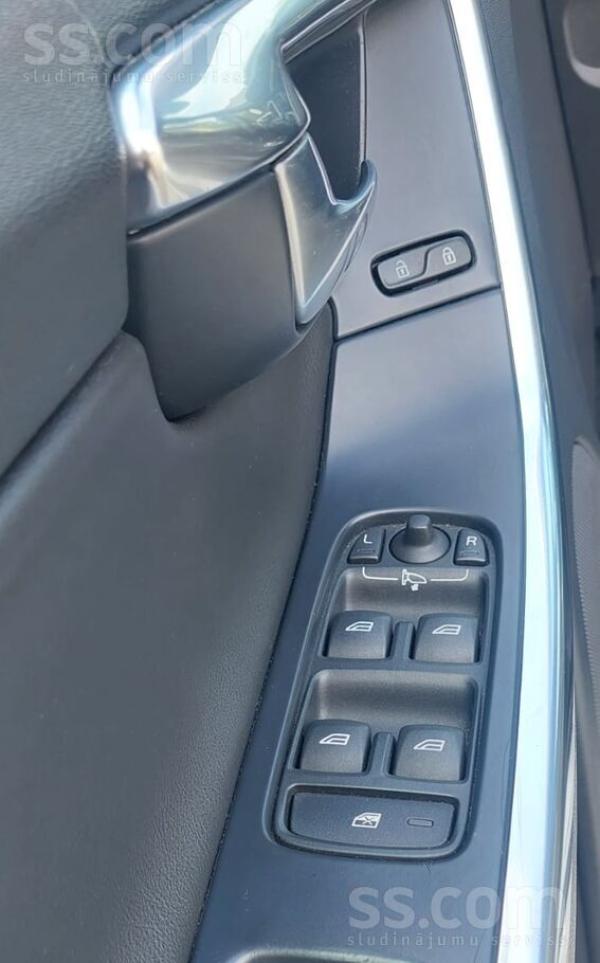 White Volvo XC60 2013 in Riga, with an engine capacity of 2.40 L and mileage of 236 thousand km for 13450 €, photo 11 on AUTOMOTO.COM.LV