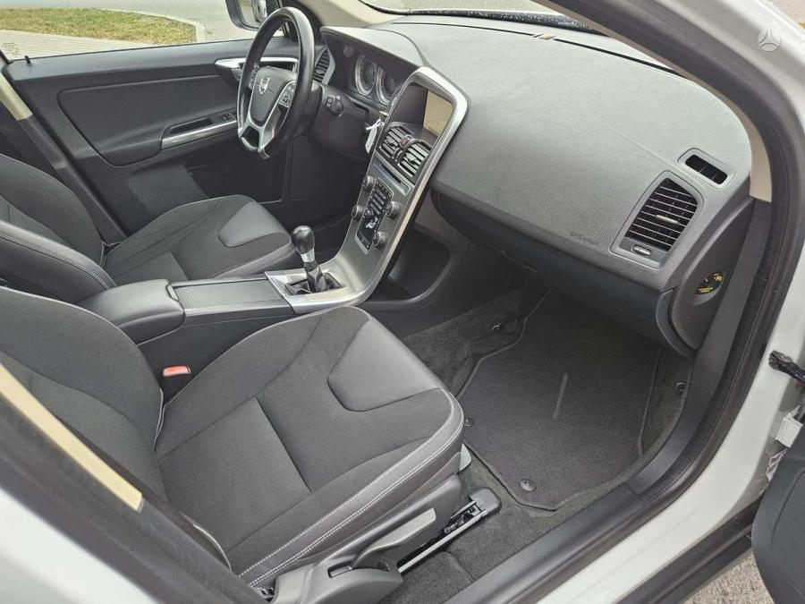 Balts Volvo XC60 2013 Šauļi, ar dzinēja tilpumu 1.98 L un nobraukumu 280 tūkst. km par 8950 €, foto 13 vietnē AUTOMOTO.COM.LV