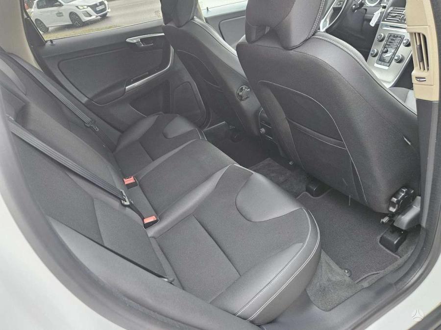 Balts Volvo XC60 2013 Šauļi, ar dzinēja tilpumu 1.98 L un nobraukumu 280 tūkst. km par 8950 €, foto 15 vietnē AUTOMOTO.COM.LV