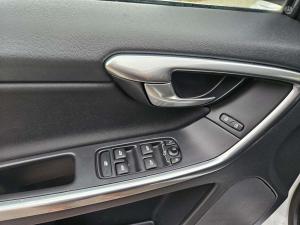 Balts Volvo XC60 2013 Šauļi, ar dzinēja tilpumu 1.98 L un nobraukumu 280 tūkst. km par 8950 €, foto 21 vietnē AUTOMOTO.COM.LV