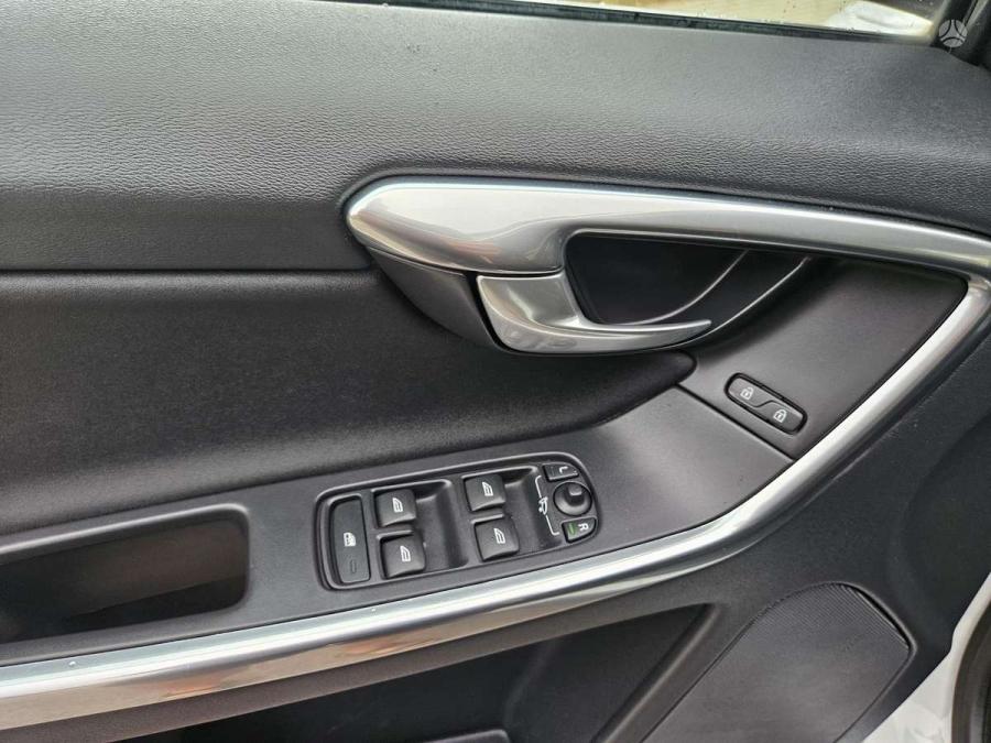 Balts Volvo XC60 2013 Šauļi, ar dzinēja tilpumu 1.98 L un nobraukumu 280 tūkst. km par 8950 €, foto 21 vietnē AUTOMOTO.COM.LV