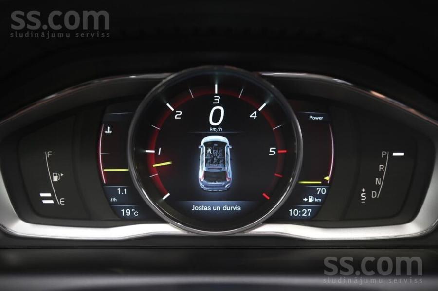White Volvo XC60 2013 in Riga, with an engine capacity of 2.40 L and mileage of 166 thousand km for 10995 €, photo 8 on AUTOMOTO.COM.LV