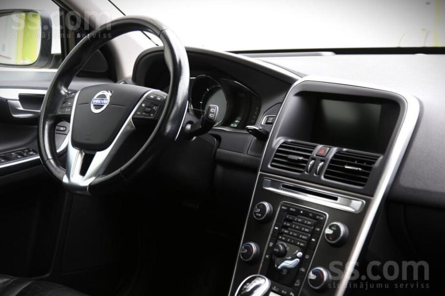 White Volvo XC60 2013 in Riga, with an engine capacity of 2.40 L and mileage of 166 thousand km for 10995 €, photo 13 on AUTOMOTO.COM.LV