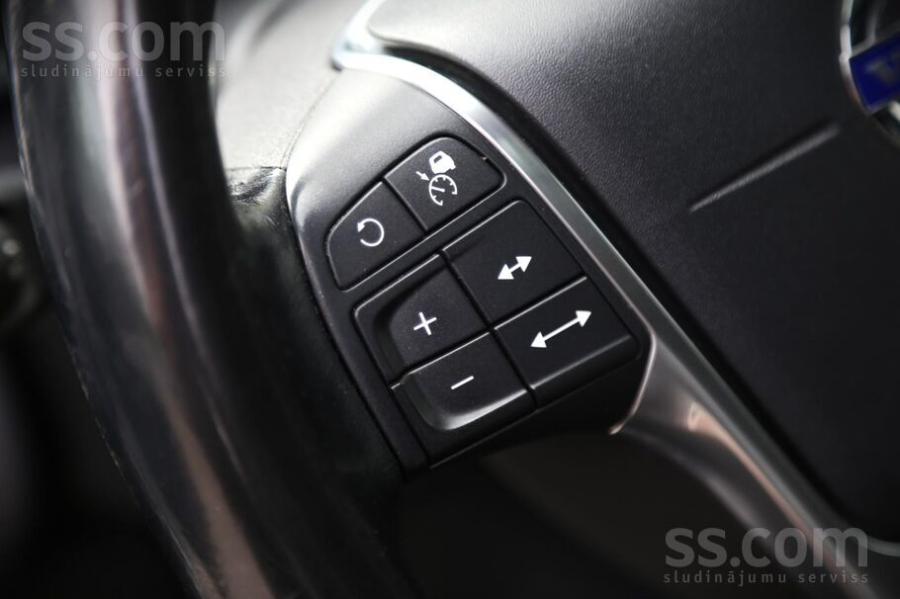 White Volvo XC60 2013 in Riga, with an engine capacity of 2.40 L and mileage of 166 thousand km for 10995 €, photo 20 on AUTOMOTO.COM.LV