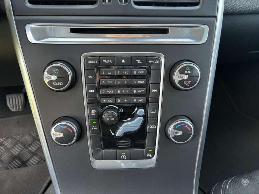 Balts Volvo XC60 2013 Šauļi, ar dzinēja tilpumu 1.98 L un nobraukumu 324 tūkst. km par 8250 €, foto 15 vietnē AUTOMOTO.COM.LV