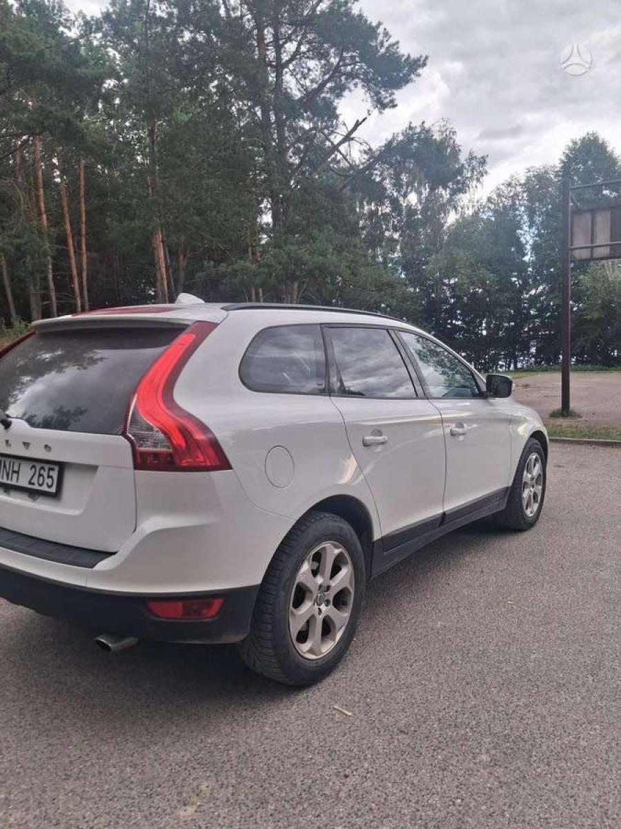 White Volvo XC60 2013 in Elektrenai, with an engine capacity of 3.20 L and mileage of 212 thousand km for 7800 €, photo 1 on AUTOMOTO.COM.LV