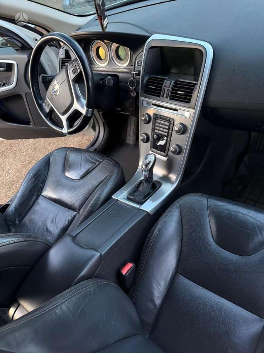 White Volvo XC60 2013 in Elektrenai, with an engine capacity of 3.20 L and mileage of 212 thousand km for 7800 €, photo 4 on AUTOMOTO.COM.LV