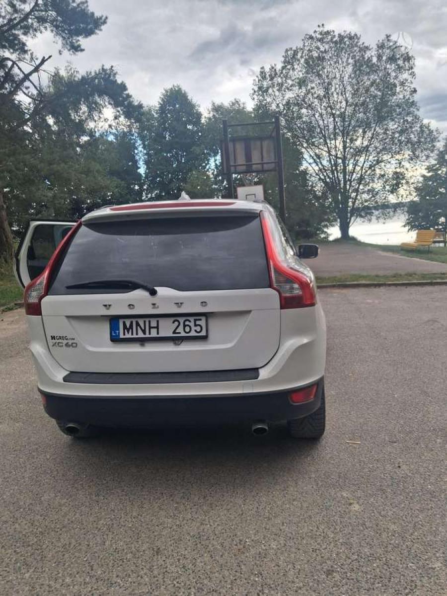 White Volvo XC60 2013 in Elektrenai, with an engine capacity of 3.20 L and mileage of 212 thousand km for 7800 €, photo 5 on AUTOMOTO.COM.LV