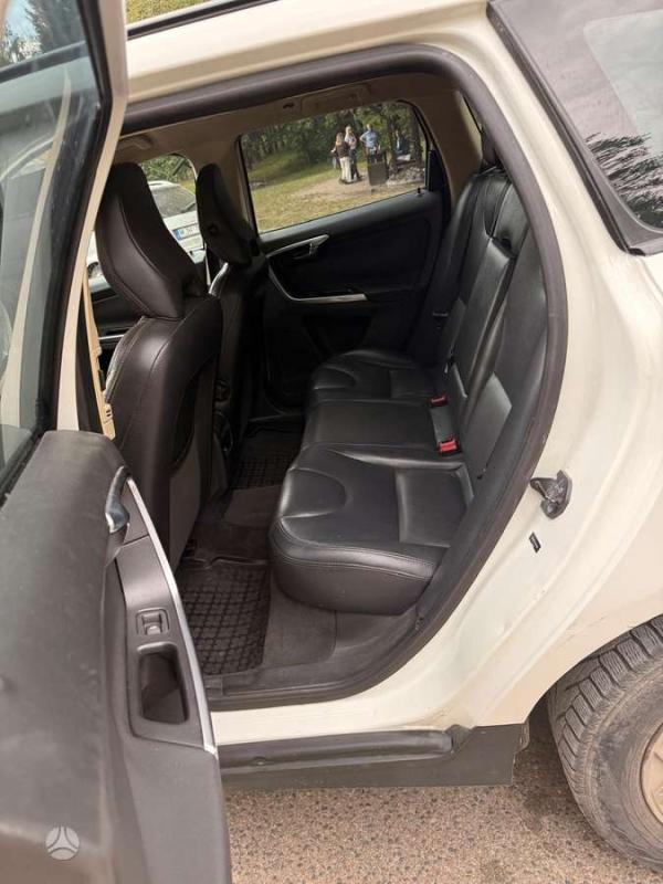 White Volvo XC60 2013 in Elektrenai, with an engine capacity of 3.20 L and mileage of 212 thousand km for 7800 €, photo 6 on AUTOMOTO.COM.LV