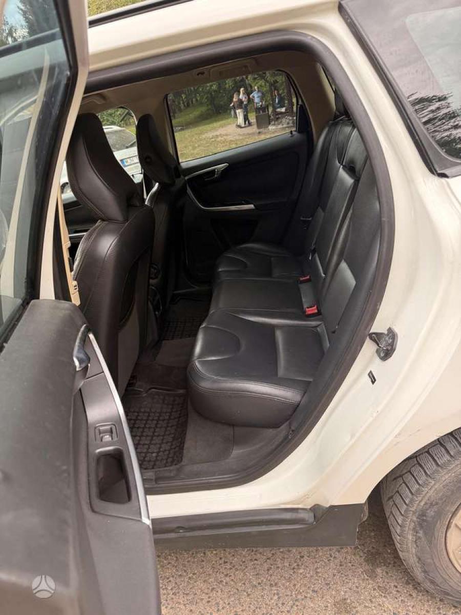 White Volvo XC60 2013 in Elektrenai, with an engine capacity of 3.20 L and mileage of 212 thousand km for 7800 €, photo 6 on AUTOMOTO.COM.LV