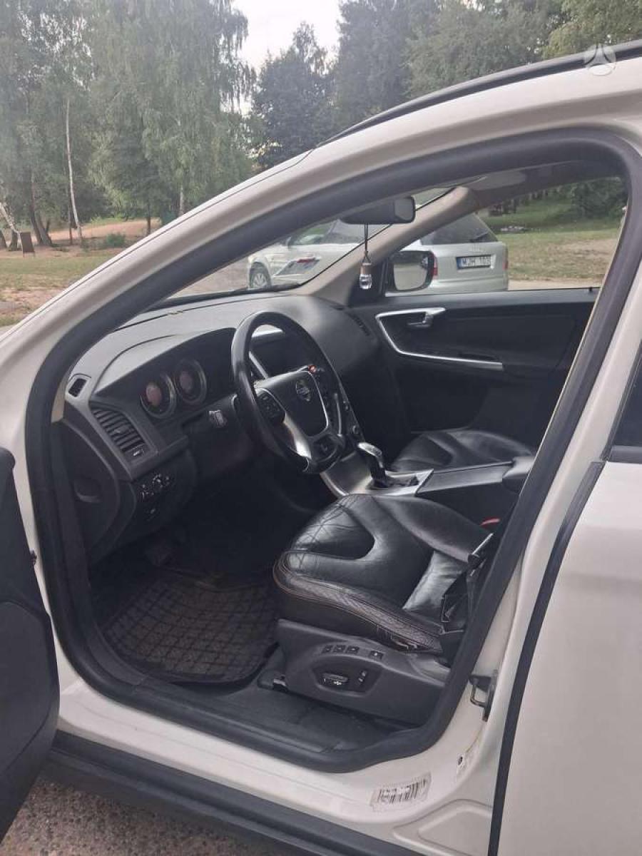 White Volvo XC60 2013 in Elektrenai, with an engine capacity of 3.20 L and mileage of 212 thousand km for 7800 €, photo 7 on AUTOMOTO.COM.LV