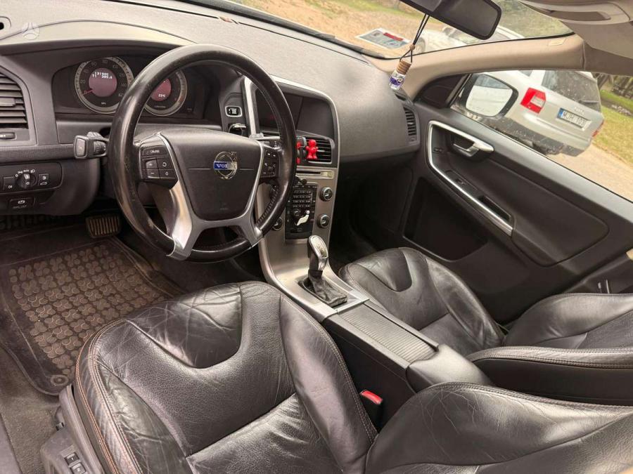 White Volvo XC60 2013 in Elektrenai, with an engine capacity of 3.20 L and mileage of 212 thousand km for 7800 €, photo 9 on AUTOMOTO.COM.LV