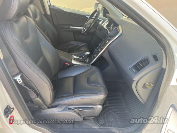 Balts Volvo XC60 2013 Tallina, ar dzinēja tilpumu 2.40 L un nobraukumu 280 tūkst. km par 9900 €, foto 11 vietnē AUTOMOTO.COM.LV