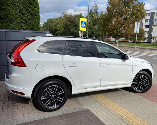 White Volvo XC60 2013 in Marijampole, with an engine capacity of 2.40 L and mileage of 339 thousand km for 11450 €, photo 6 on AUTOMOTO.COM.LV
