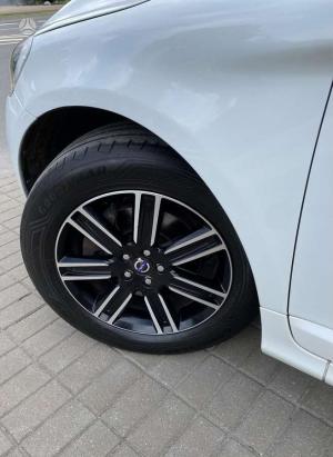 White Volvo XC60 2013 in Marijampole, with an engine capacity of 2.40 L and mileage of 339 thousand km for 11450 €, photo 16 on AUTOMOTO.COM.LV