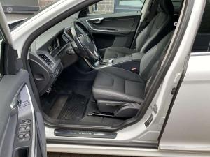 White Volvo XC60 2013 in Marijampole, with an engine capacity of 2.40 L and mileage of 339 thousand km for 11450 €, photo 21 on AUTOMOTO.COM.LV