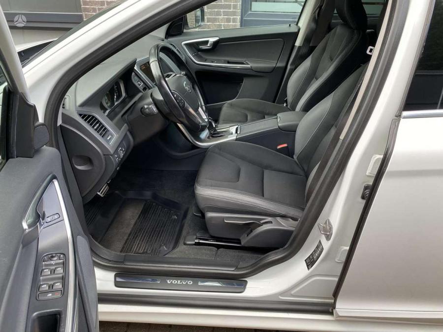 White Volvo XC60 2013 in Marijampole, with an engine capacity of 2.40 L and mileage of 339 thousand km for 11450 €, photo 21 on AUTOMOTO.COM.LV