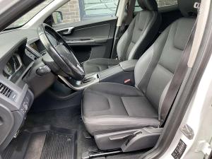 White Volvo XC60 2013 in Marijampole, with an engine capacity of 2.40 L and mileage of 339 thousand km for 11450 €, photo 22 on AUTOMOTO.COM.LV