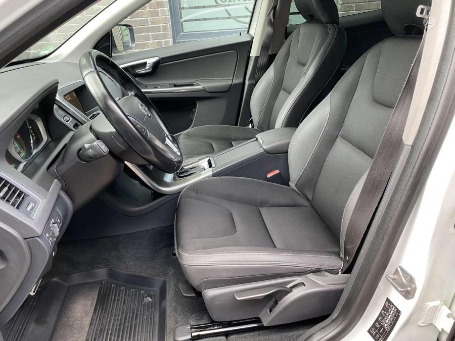 White Volvo XC60 2013 in Marijampole, with an engine capacity of 2.40 L and mileage of 339 thousand km for 11450 €, photo 22 on AUTOMOTO.COM.LV