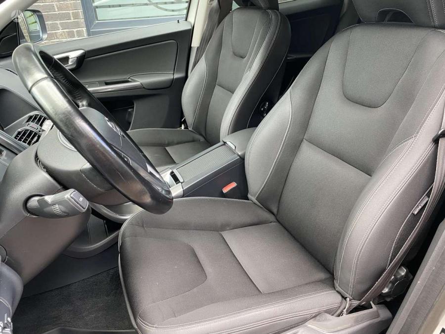 White Volvo XC60 2013 in Marijampole, with an engine capacity of 2.40 L and mileage of 339 thousand km for 11450 €, photo 23 on AUTOMOTO.COM.LV