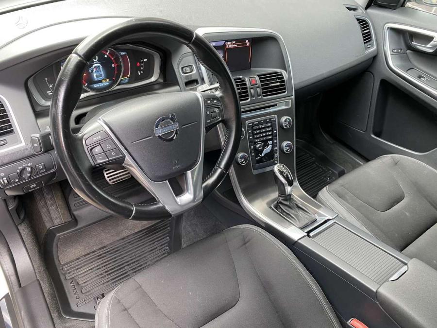 White Volvo XC60 2013 in Marijampole, with an engine capacity of 2.40 L and mileage of 339 thousand km for 11450 €, photo 25 on AUTOMOTO.COM.LV