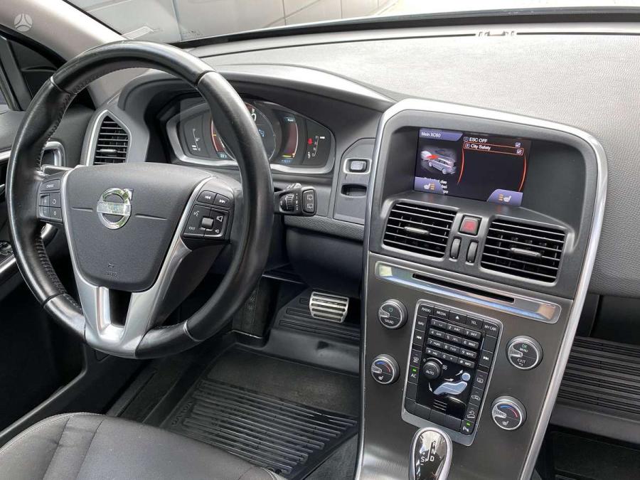 White Volvo XC60 2013 in Marijampole, with an engine capacity of 2.40 L and mileage of 339 thousand km for 11450 €, photo 37 on AUTOMOTO.COM.LV