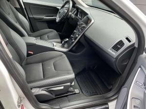 White Volvo XC60 2013 in Marijampole, with an engine capacity of 2.40 L and mileage of 339 thousand km for 11450 €, photo 41 on AUTOMOTO.COM.LV