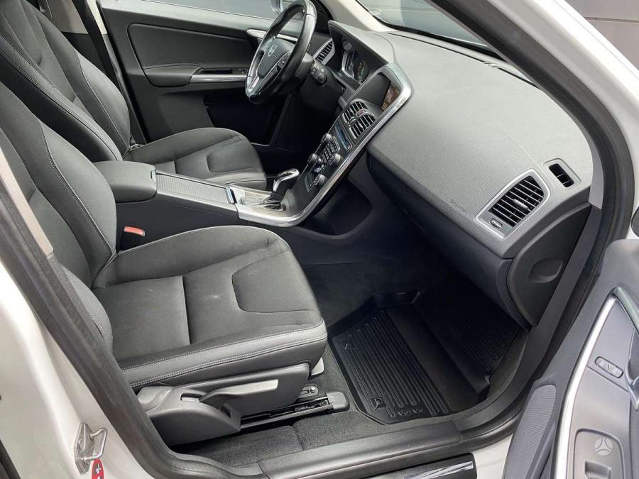 White Volvo XC60 2013 in Marijampole, with an engine capacity of 2.40 L and mileage of 339 thousand km for 11450 €, photo 41 on AUTOMOTO.COM.LV