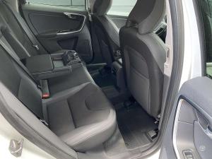 White Volvo XC60 2013 in Marijampole, with an engine capacity of 2.40 L and mileage of 339 thousand km for 11450 €, photo 43 on AUTOMOTO.COM.LV