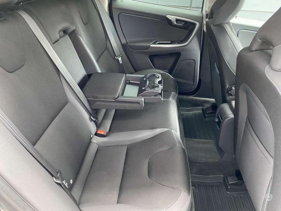 White Volvo XC60 2013 in Marijampole, with an engine capacity of 2.40 L and mileage of 339 thousand km for 11450 €, photo 44 on AUTOMOTO.COM.LV