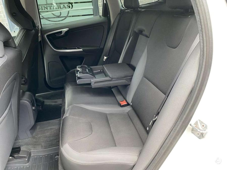 White Volvo XC60 2013 in Marijampole, with an engine capacity of 2.40 L and mileage of 339 thousand km for 11450 €, photo 45 on AUTOMOTO.COM.LV