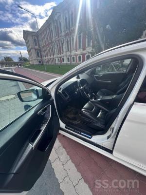 Balts Volvo XC60 2013 Jelgava, ar dzinēja tilpumu 2.00 L un nobraukumu 258 tūkst. km par 10500 €, foto 13 vietnē AUTOMOTO.COM.LV