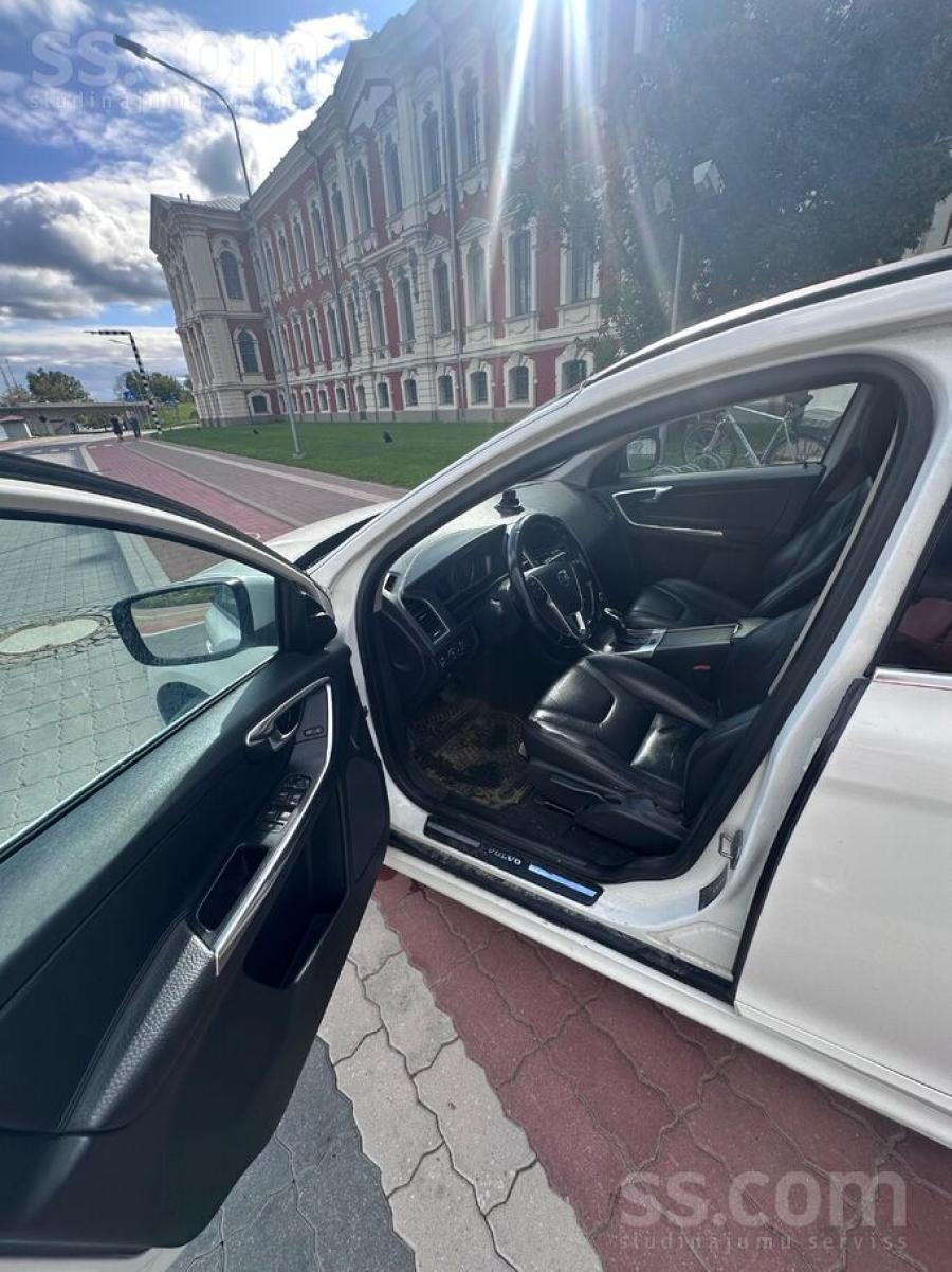 Balts Volvo XC60 2013 Jelgava, ar dzinēja tilpumu 2.00 L un nobraukumu 258 tūkst. km par 10500 €, foto 13 vietnē AUTOMOTO.COM.LV