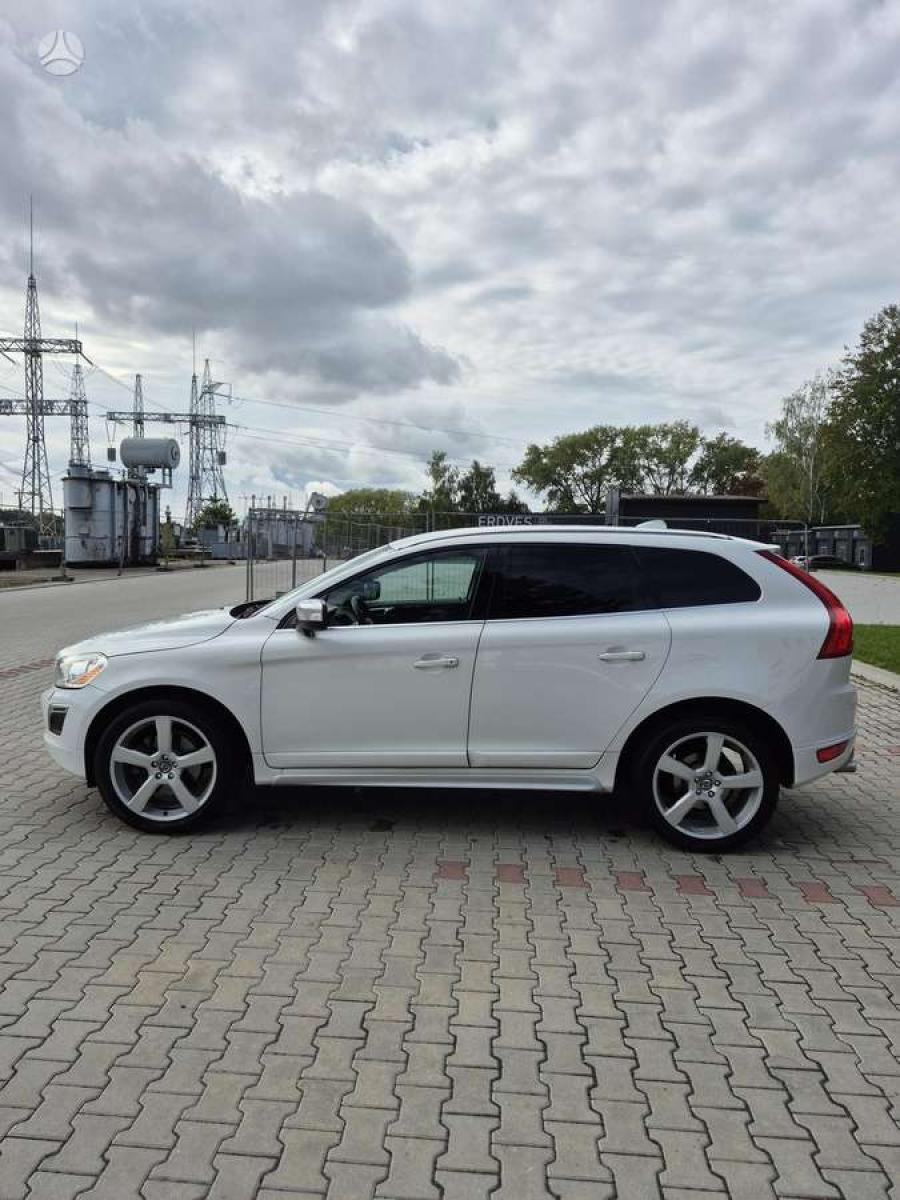 White Volvo XC60 2013 in Siauliai, with an engine capacity of 2.40 L and mileage of 216 thousand km for 10800 €, photo 3 on AUTOMOTO.COM.LV