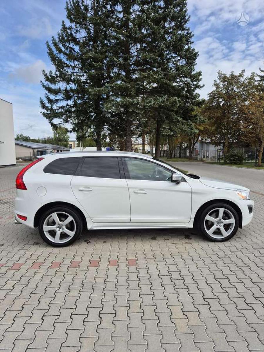 White Volvo XC60 2013 in Siauliai, with an engine capacity of 2.40 L and mileage of 216 thousand km for 10800 €, photo 7 on AUTOMOTO.COM.LV