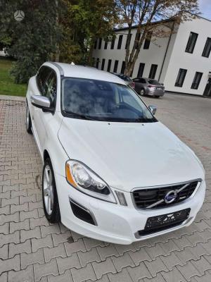 White Volvo XC60 2013 in Siauliai, with an engine capacity of 2.40 L and mileage of 216 thousand km for 10800 €, photo 8 on AUTOMOTO.COM.LV