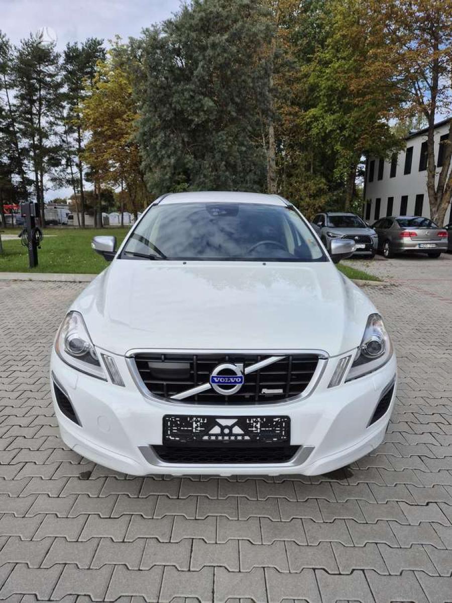 White Volvo XC60 2013 in Siauliai, with an engine capacity of 2.40 L and mileage of 216 thousand km for 10800 €, photo 9 on AUTOMOTO.COM.LV
