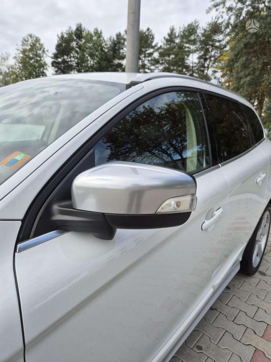 White Volvo XC60 2013 in Siauliai, with an engine capacity of 2.40 L and mileage of 216 thousand km for 10800 €, photo 10 on AUTOMOTO.COM.LV