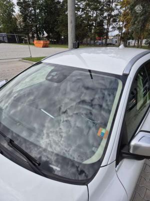 White Volvo XC60 2013 in Siauliai, with an engine capacity of 2.40 L and mileage of 216 thousand km for 10800 €, photo 11 on AUTOMOTO.COM.LV