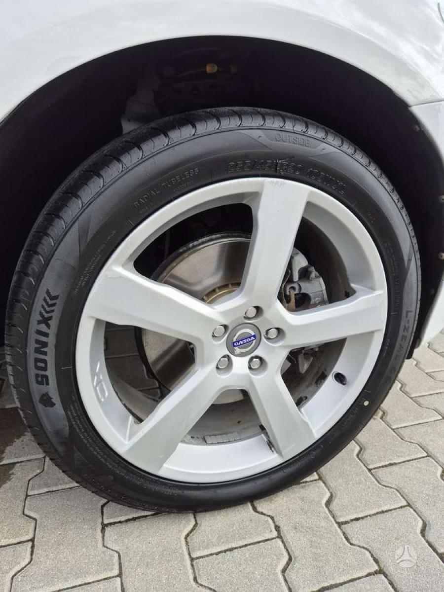 White Volvo XC60 2013 in Siauliai, with an engine capacity of 2.40 L and mileage of 216 thousand km for 10800 €, photo 12 on AUTOMOTO.COM.LV