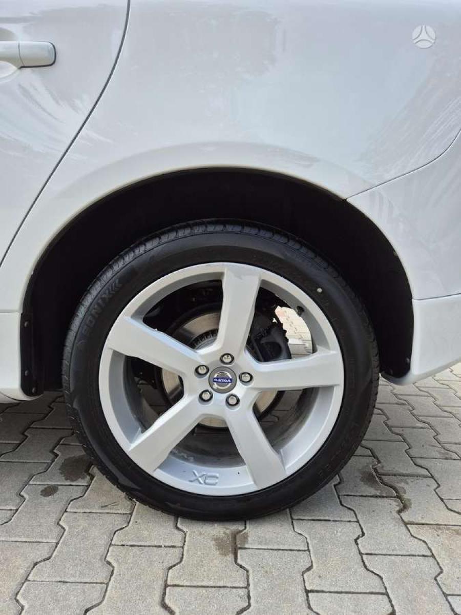 White Volvo XC60 2013 in Siauliai, with an engine capacity of 2.40 L and mileage of 216 thousand km for 10800 €, photo 13 on AUTOMOTO.COM.LV